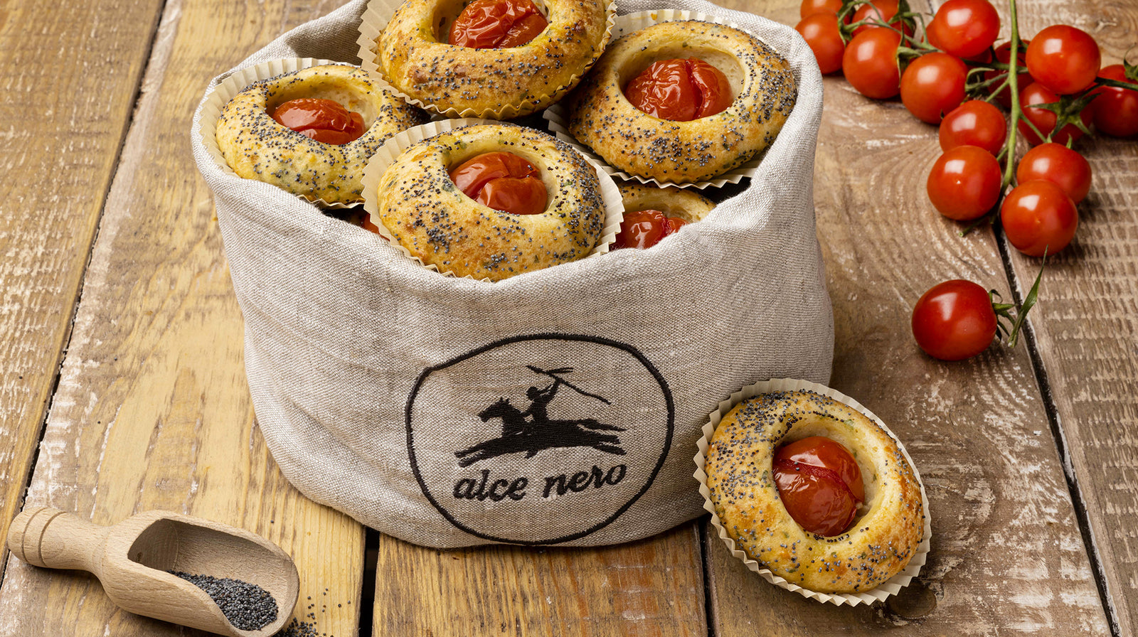 Muffin salati rustici morbidi con pomodorini | Ricetta Alce Nero